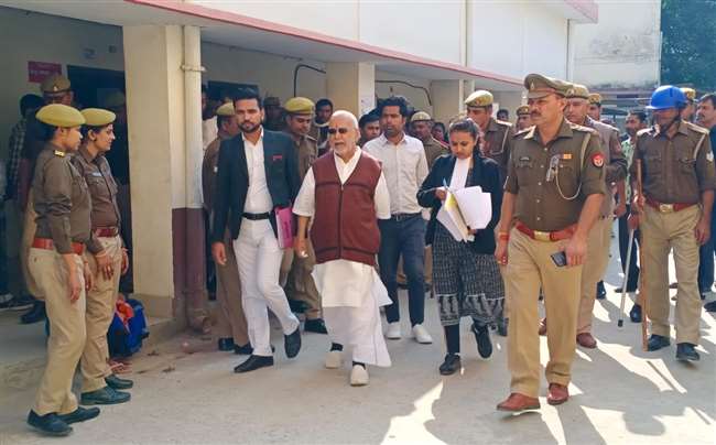 Chinmayanand Case : छात्रा से दुष्कर्म मामले में cjm कोर्ट में पेश होने ...