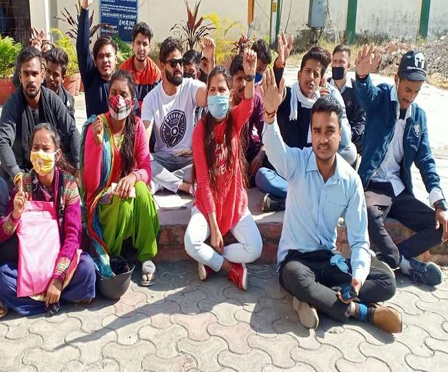आफलाइन प्रवेश शुरू करने की मांग को लेकर एमबीपीजी में धरना - Demand to ...
