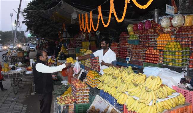 वाराणसी में छठ पूजा के लिए तैयार फलों का बाजार, दउरा-सूप की भी खरीदारी ...