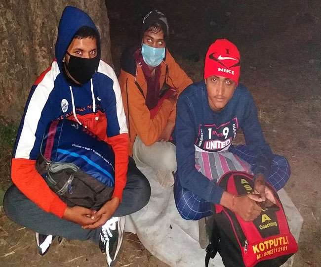 देशभक्ति के जज्बे और जुनून के आगे सर्द रात भी इन युवाओं को लग रही ...