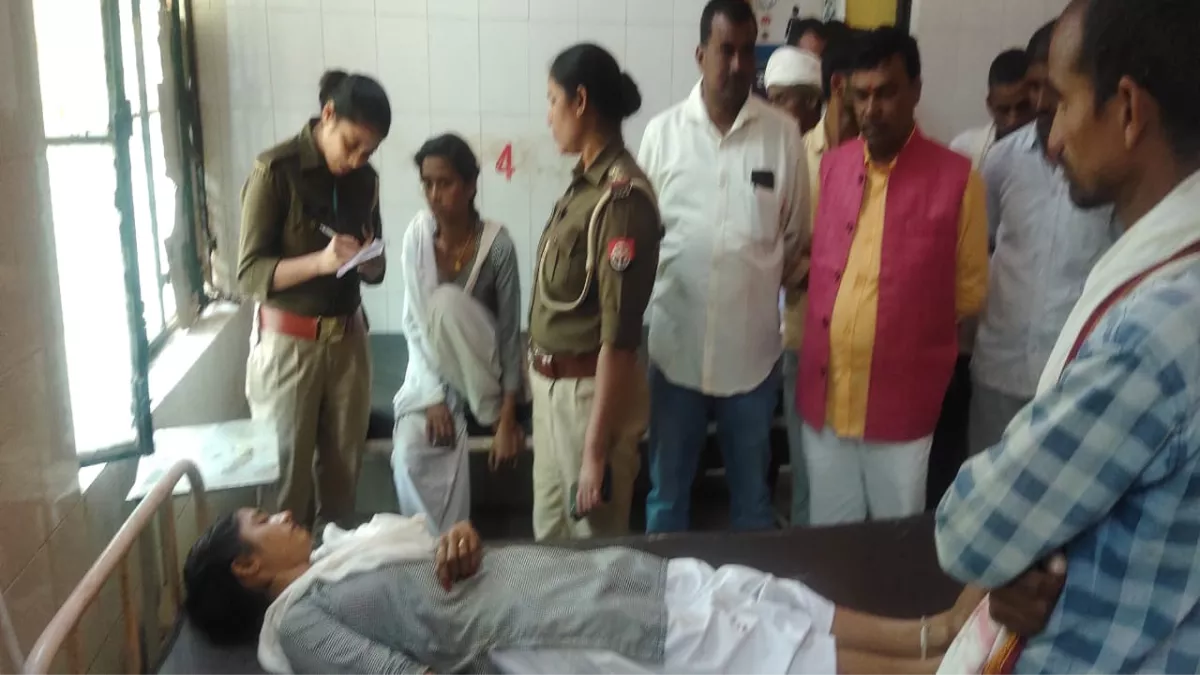सोनभद्र में चलती बस से कूदीं राजकीय महाविद्यालय की दो छात्राएं ...