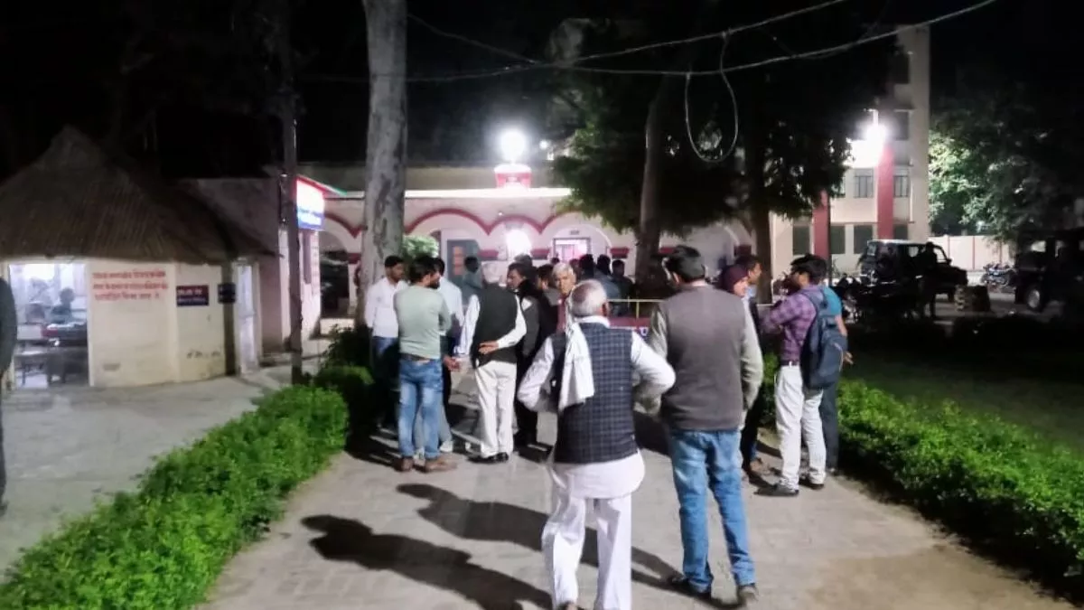 Agra News: महिला ईओ को बंधक बनाकर मारपीट, फतेहाबाद चेयरमैन पर लगे गंभीर आरोप, मुकदमा हुआ दर्ज ...