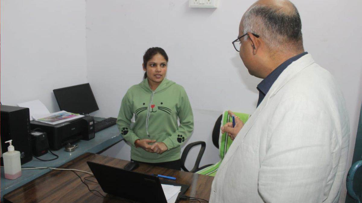 डीएम ने मारा स्वास्थ्य केंद्र छापा; मरीजों की भीड़ और डाक्टर गायब, आयुष्मान कार्ड बनाने वाली ...