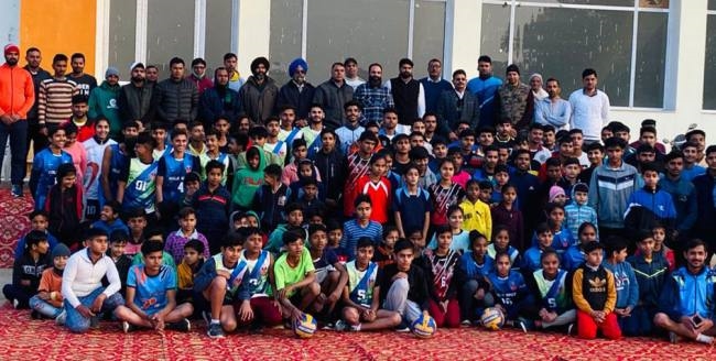 खेलों को टाइम पास के लिए नहीं समर्पण भावना से खेलें संदीप - take up ...