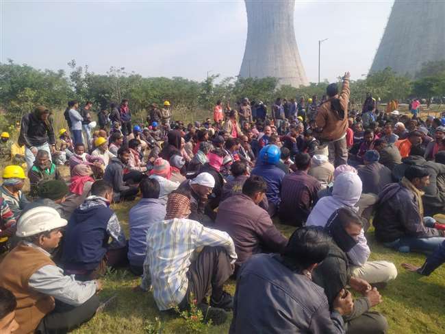 कोडरमा थर्मल पावर प्लांट के अधिकारियों की दबंगई, तीन दिन से धरने पर ...