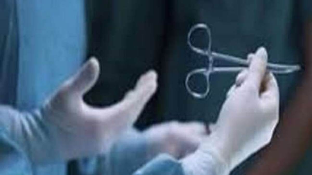 डिलीवरी के बाद महिला के पेट में छोड़ दिया स्पंज, लगातार दर्द की शिकायत ...
