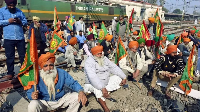 Rail Roko Andolan: पंजाब में आंदोलन से रेल सेवाएं बुरी तरह बाधित ...