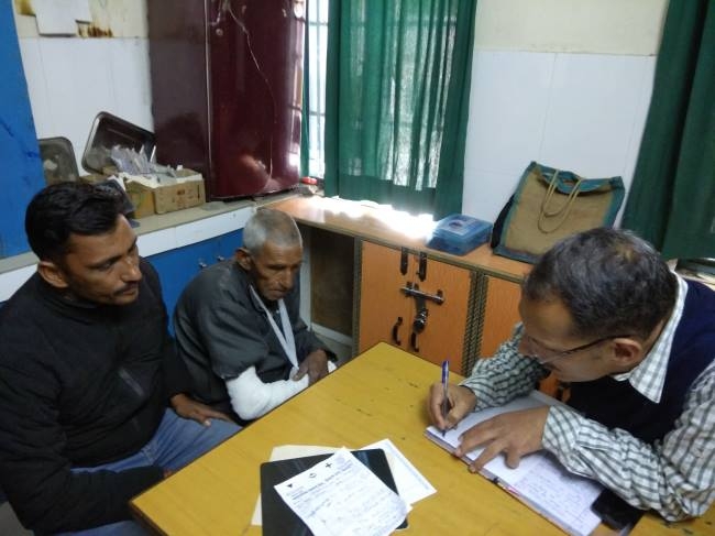 दबंगों ने दारोगा और परिजनों को पीटा