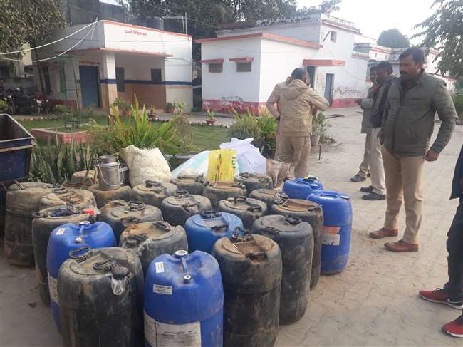 हंडिया व अंदावा में नकली शराब बनाने का चल रहा था अड्डा आबकारी का छापा ...