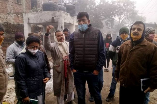 स्लम की गलियों में पहुंचे नगर आयुक्त, लिया व्यवस्थाओं का जायजा ...