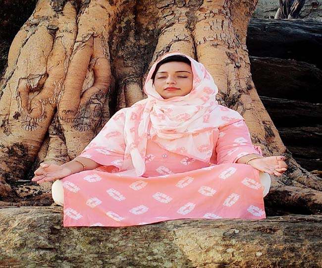 योग भगाए रोग ऑनलाइन धुनी रमा रहीं राफिया नाज तनाव कम करने में ध्यान ...