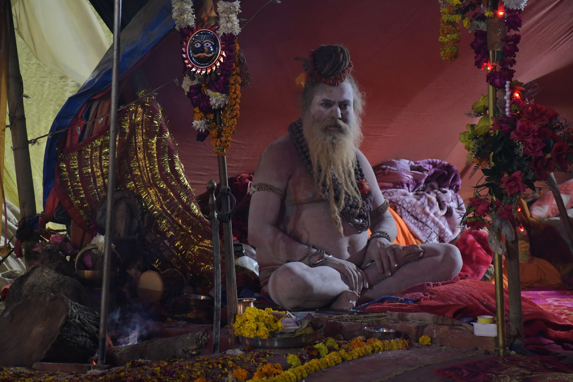 महाकुंभ में रहस्यमयी बाबाओं की कतार... किसी के जटाओं से निकल रही आग तो ...