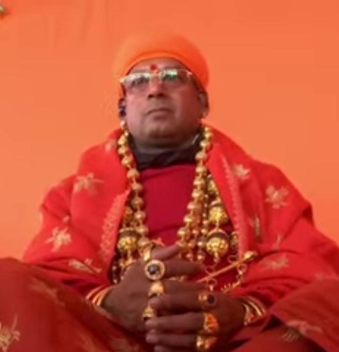 महाकुंभ में रहस्यमयी बाबाओं की कतार... किसी के जटाओं से निकल रही आग तो ...