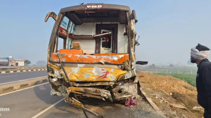 Agra Accident: घने कोहरे में स्लीपर कोच-मैक्स पिकअप से टकराई, तीन की मौत; 100 मीटर घसीटते ले गई ...