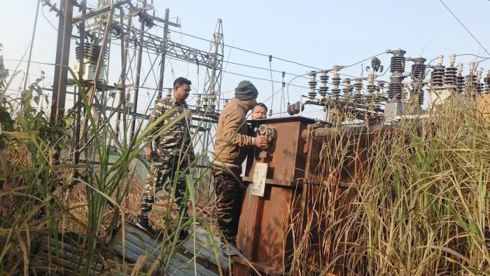 Potka News: बिजली कर्मियों को बंधक बना 5 घंटे तक चोरी करते रहे चोर ...