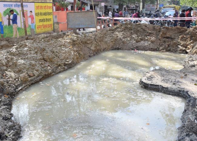 तीन दर्जन मोहल्लों में जलापूर्ति का संकट - Due to poor pipes due to ...