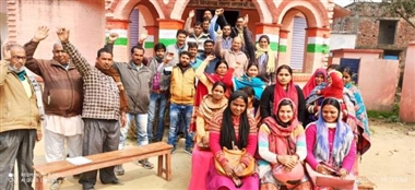 बगहा दो के हड़ताली शिक्षकों ने सीआरसी पर दिया धरना - Striking teachers ...