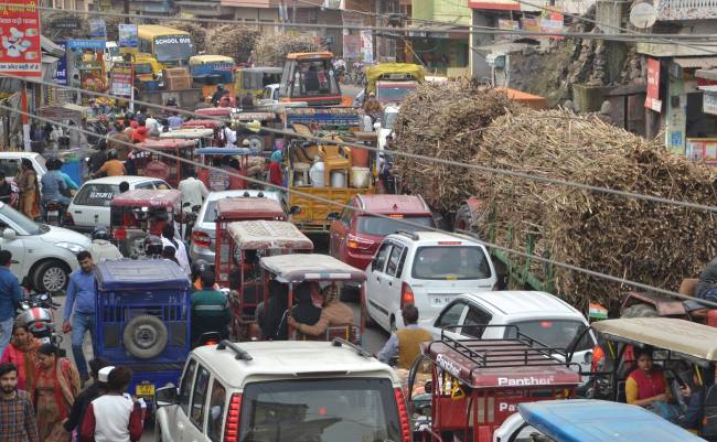 जाम से पूरे दिन परेशान रहा शहर - जाम से पूरे दिन परेशान रहा शहर - Uttar ...