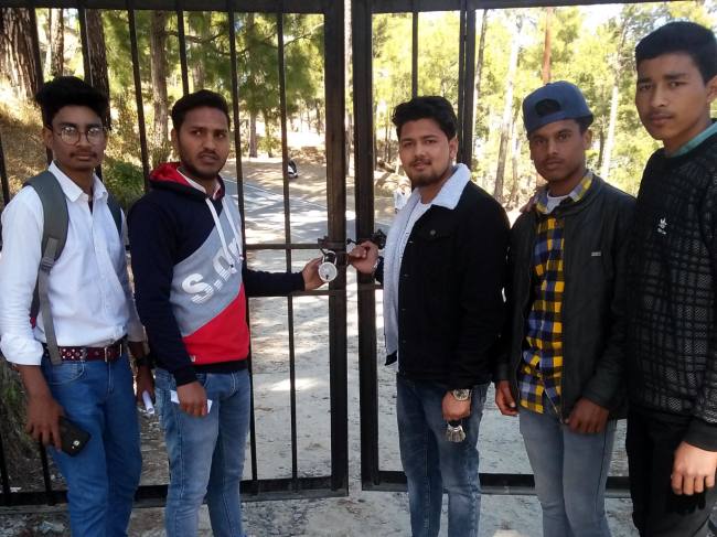 रानीखेत में छात्रों ने कॉलेज गेट पर जड़ा ताला - Students lock the ...