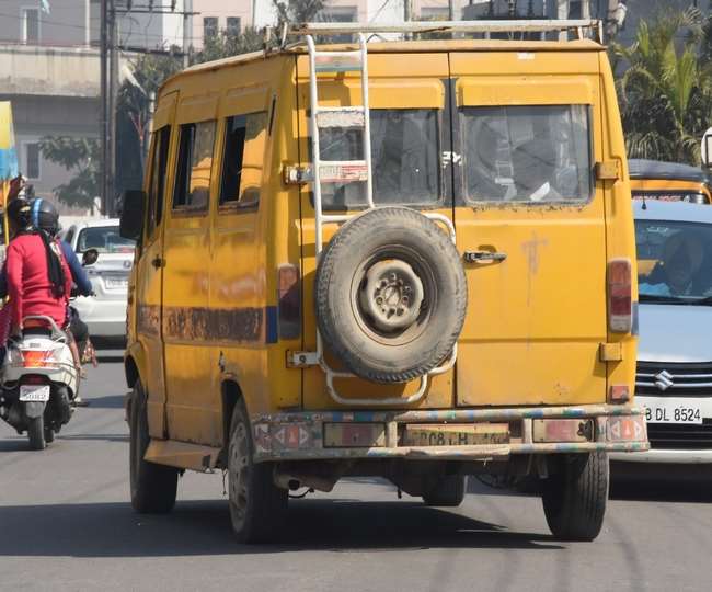 18 बच्चाें काे लेकर थाने और नाके से गुजरी खटारा बस, कहीं नहीं हुई ...