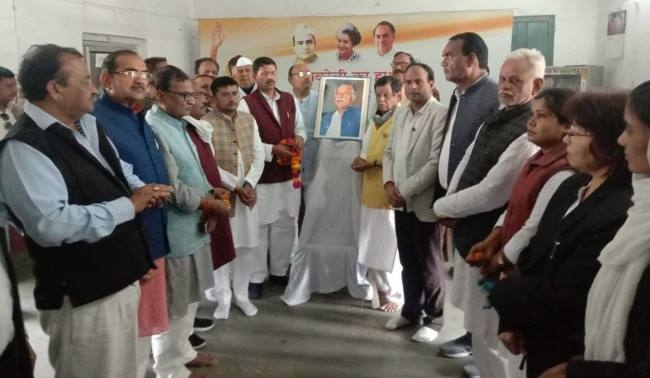 नम आंखों से कैप्टन सतीश शर्मा को दी श्रद्धांजलि - homeage to captain ...