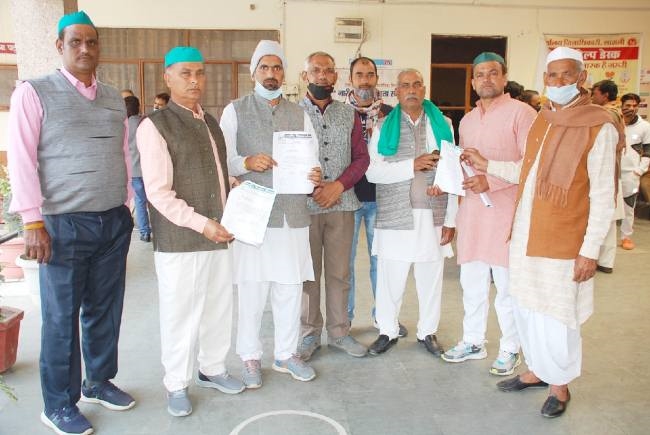 बकाया गन्ना भुगतान को डीएम से मिले किसान - DM gets farmers from the ...