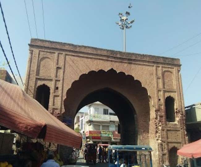 पानीपत के सालारजंग गेट पर बदमाशों ने की तोड़फोड़, गाड़ी लाक कर वकील ने ...