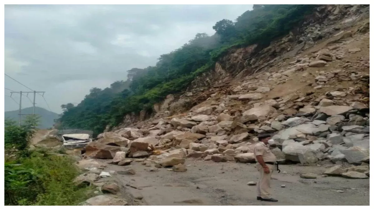 Jammu Kashmir Landslide जम्मू कश्मीर के रामबन में भूस्खलन से पांच घरों को पहुंचा नुकसान Jammu