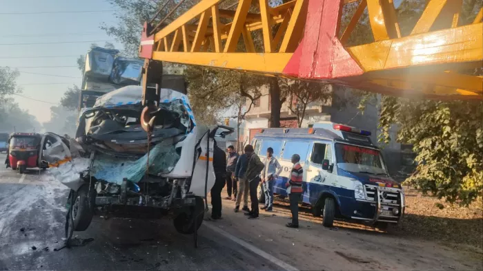 Agra Accident: टाटा मैजिक और ट्रक की आमने-सामने भिड़ंत में तीन लोगों की मौत, चार घायल; अलीगढ़ ...