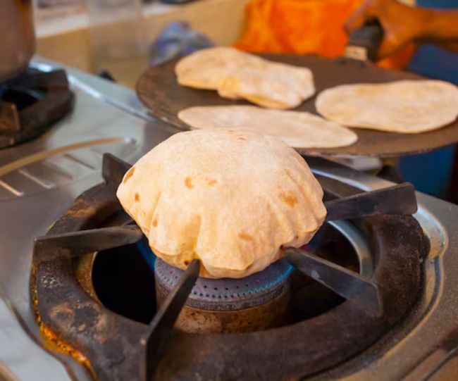 चूल्हे की रोटी खाने के लिए अब गांव जाने की जरूरत नहीं, इस देसी जुगाड़ ...