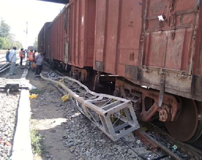 बांदा में खंभे से टकराकर मालगाड़ी की दो बोगियां पटरी से उतरीं, हादसा ...