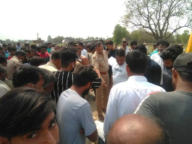 खाद लेने जा रहे किसान को ट्रक ने कुचला - Truck crushed farmer going for ...