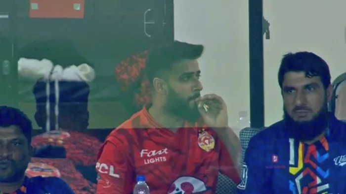PSL Final: ड्रेसिंग रूम में दम मारो दम! Imad Wasim ने मैच के दौरान लगाए ...