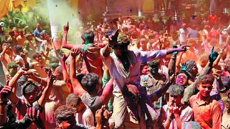 Ger Holi: रंगपंचमी पर रंगों से सराबोर हुआ इंदौर, ऐतिहासिक रंगारंग गेर ...