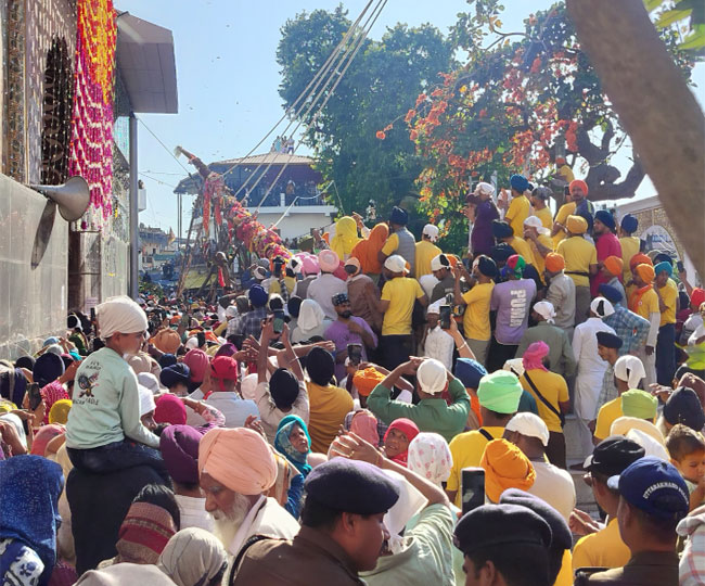 Jhanda Mela: झंडेजी के आरोहण में आस्था का सैलाब, गुरु भक्ति में रंगी ...