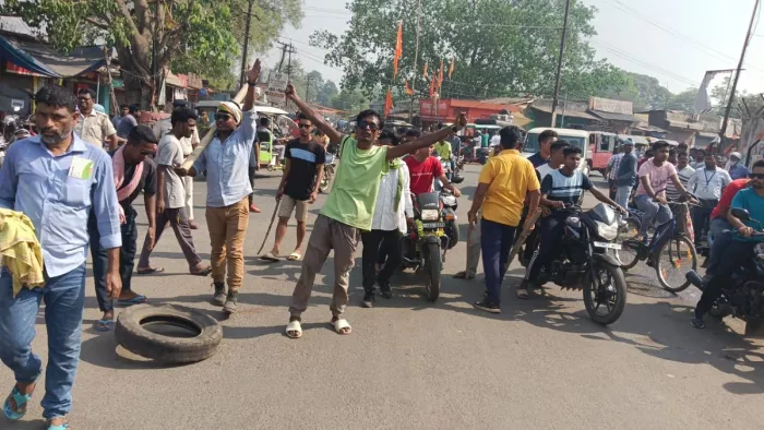 चाईबासा में भी दिखा बंद का व्यापक असर, जुलूस निकालकर की गई बंद को सफल ...