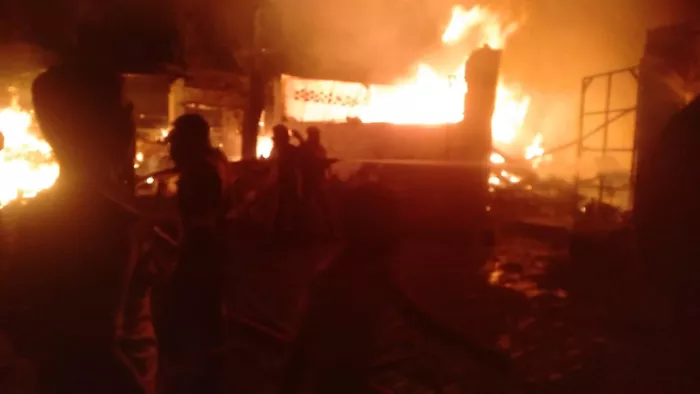 Fire In Kanpur: कानपुर के जाजमऊ में शॉर्ट सर्किट से धागा फैक्ट्री में ...