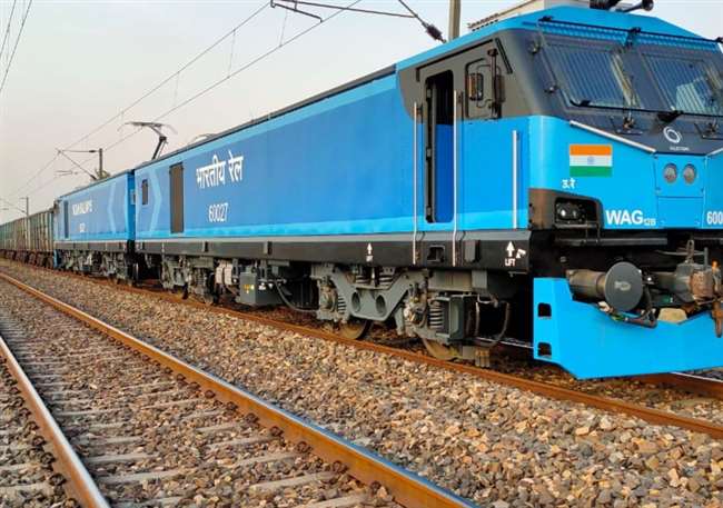 PDDU Junction से देश का सबसे शक्तिशाली इंजन बरवाडीह के लिए रवाना ...
