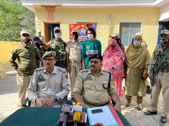 बनिहाल में 1028 क्विंटल भुक्की पकड़ी ट्रक चालक व उसकी भाभी गिरफ्तार ...