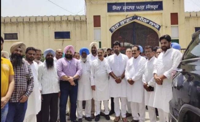 पनवां के बेटे से जेल में मिलने पहुंचे राजा वड़िग - Raja Vading arrived ...