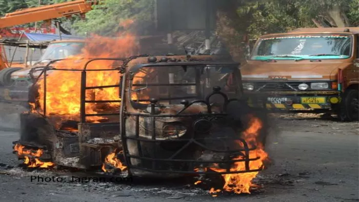 Jammu : सवारी आटो की बैटरी में शार्ट सर्किट से लगी आग, चालक की मौत ...