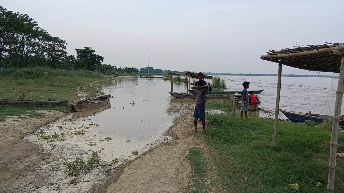 शिवहर में बागमती नदी में उफान, मोहारी में कटाव, बेलवा में स्टेट हाईवे पर फैला बाढ़ का पानी ...