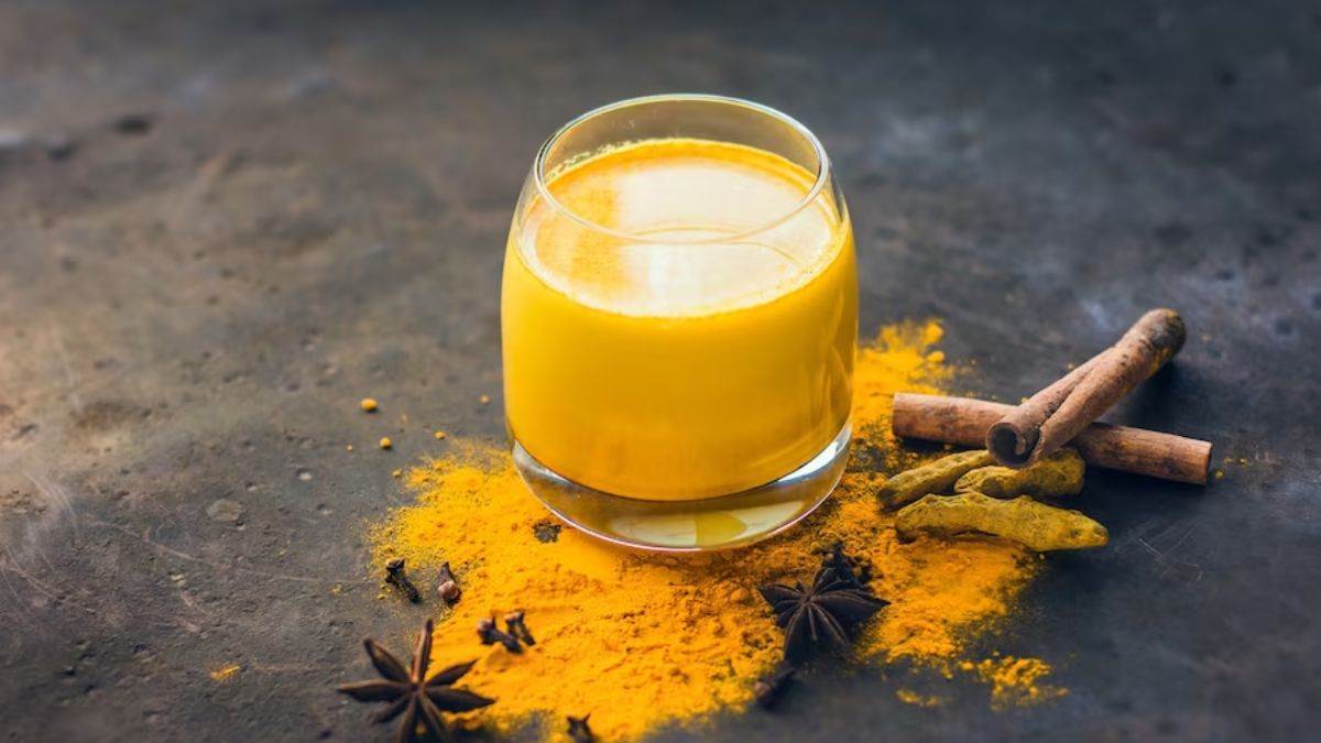Turmeric Water Benefits: हल्दी वाला पानी के फायदे जानकर हो जाएंगे हैरान ...