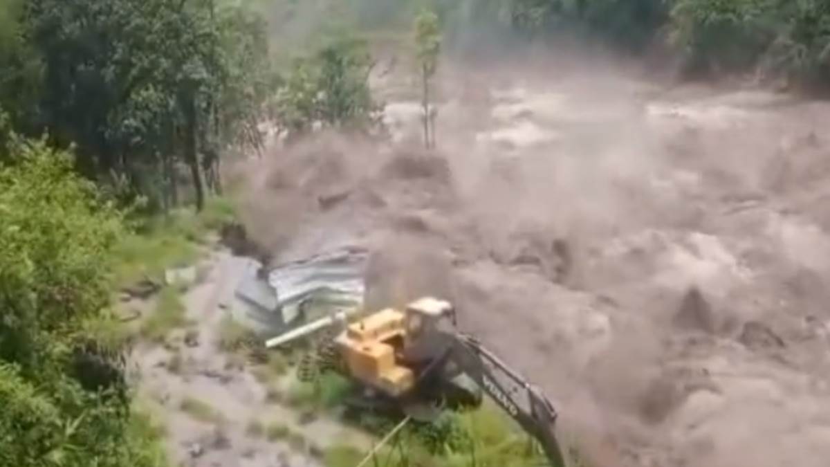 Sikkim: मूसलाधार बारिश से बेहाल हुआ राज्य, कई जगह हुआ भूस्खलन; बाढ़ में ...