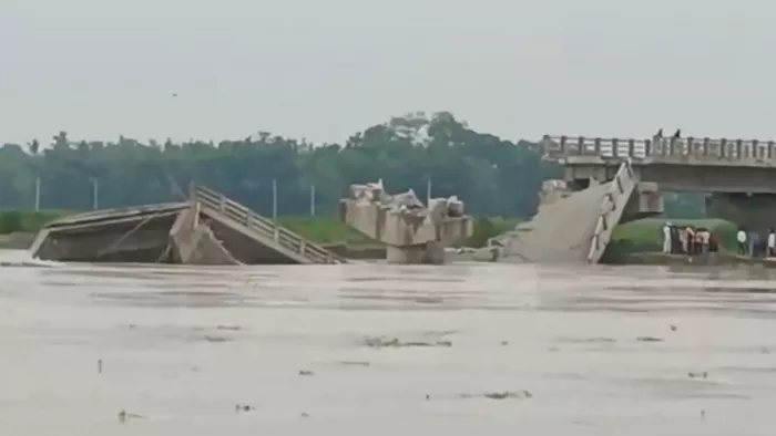 Bihar Bridge Collapse: बकरा पुल ढहने के मामले में बड़ा एक्शन, ठेकेदार ...