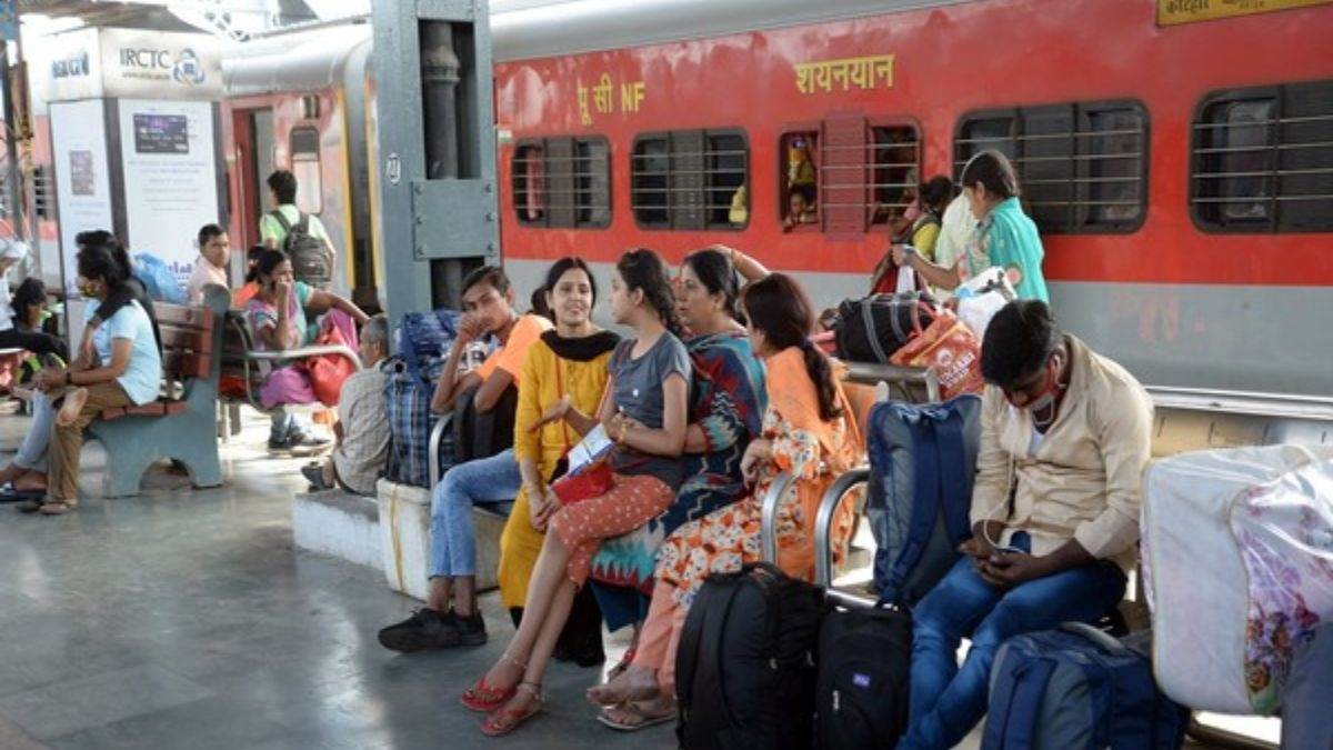 Railway News: ट्रेन के अंदर गलती से भी ना करें ये काम, हर यात्री पर है ...