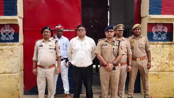 UP News: जेल पहुंचे डीएम-एसपी, अचानक जिले के आला अफसरों को देखकर मच गई ...