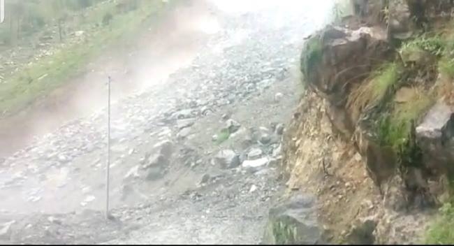 डाबरकोट में तीन घंटे फंसे रहे सैकड़ों यात्री