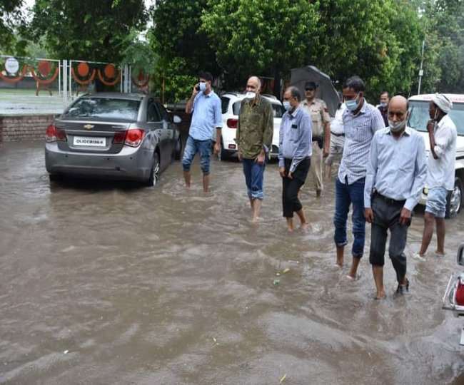 जलजमाव का जायजा लेने हवाई चप्पल पहन घुटनों तक पानी में उतरे डीसी, लोग ...