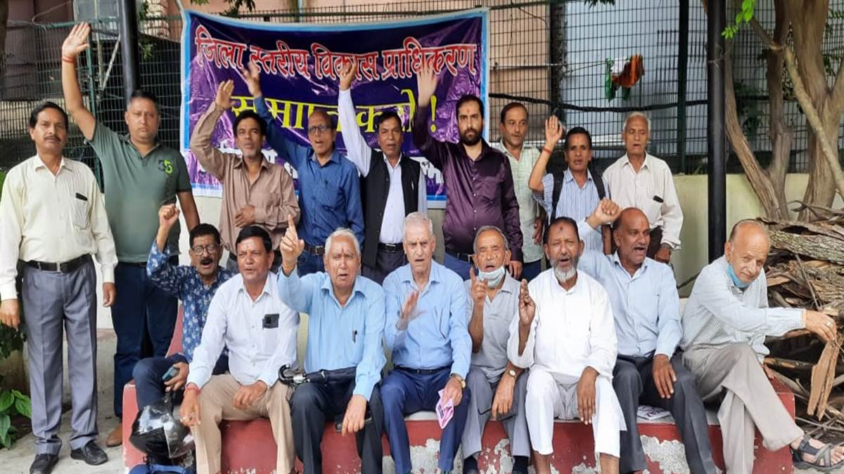 डीडीए की व्यवस्था से आहत लोगों ने की नारेबाजी - People hurt by the ...